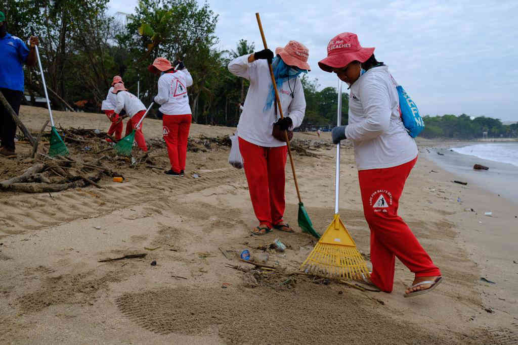 Aktivitas Program Bali Beach Clean Up (BBCU) Melalui Kegiatan Bersih ...